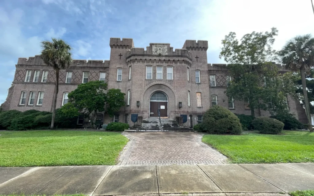 Sale of historic Armory building moves toward City Council vote ...